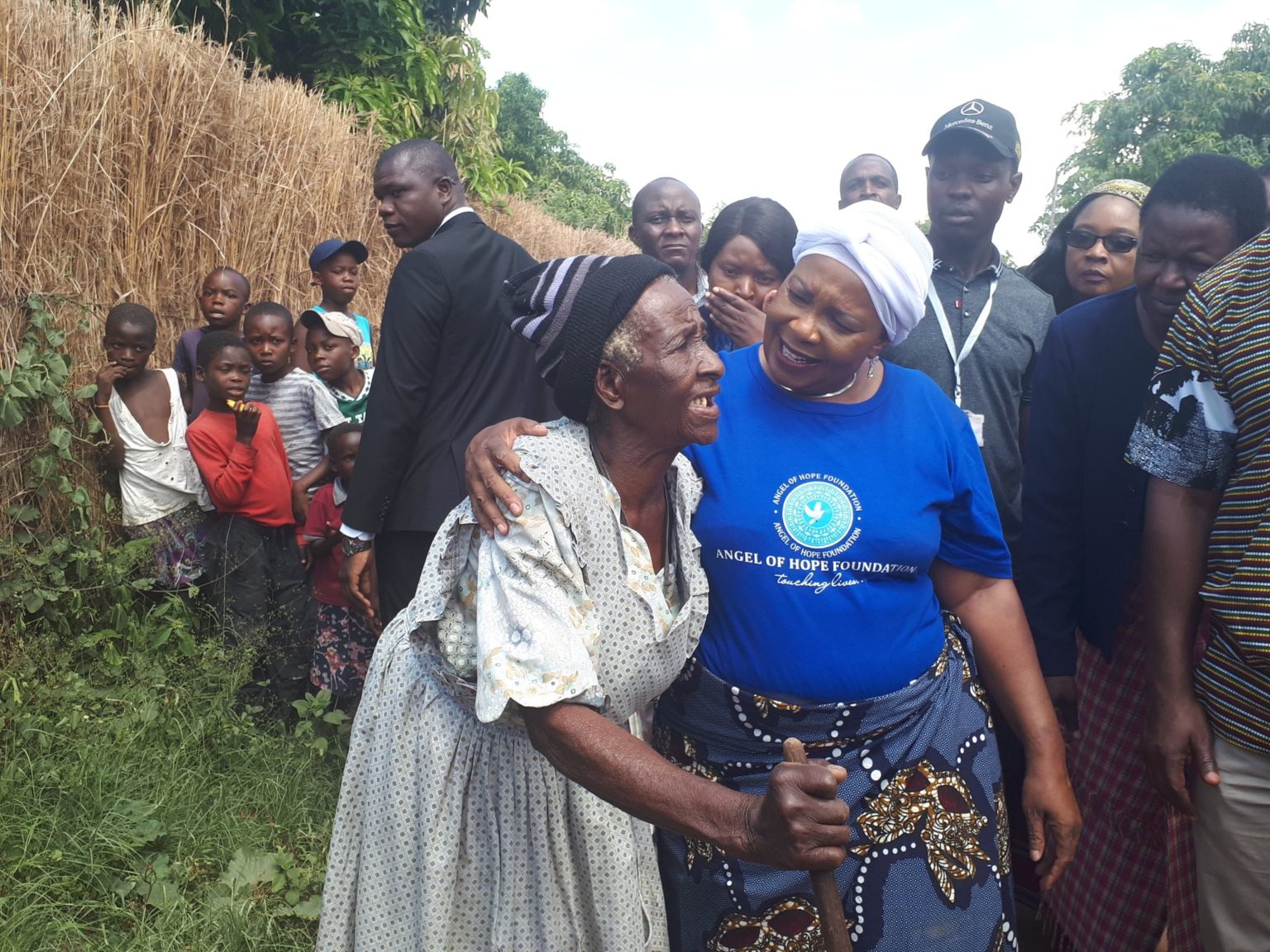 Auxilia Mnangagwa Doing Chores For The Elderly In Norton | ZimEye Auxilia Mnangagwa Doing Chores For The Elderly In Norton | ZimEye
